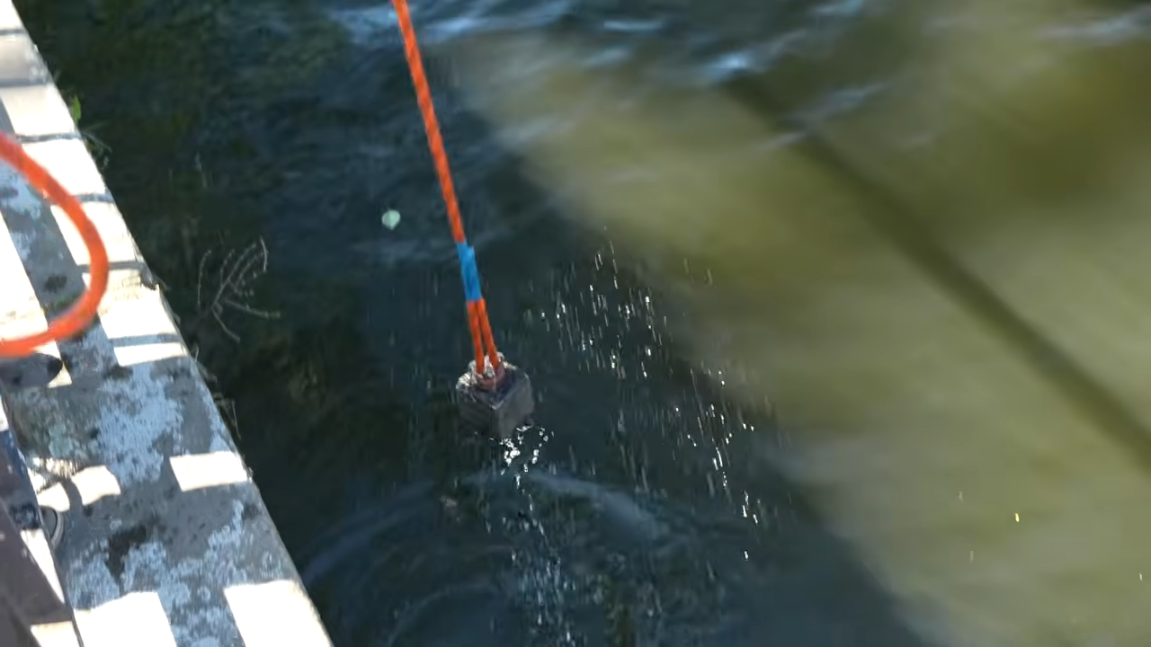Sie gingen magnetfischen… dann fing die Kamera etwas Seltsames im ...