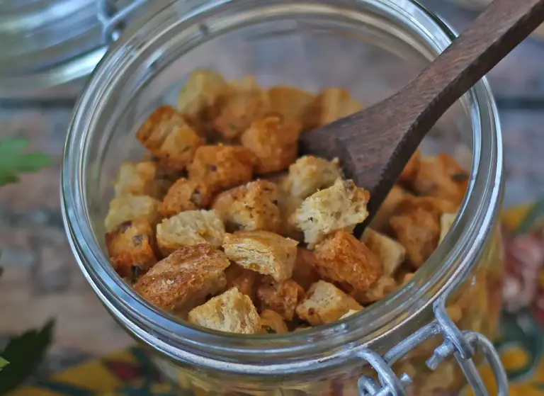 Crunchy herb croutons in the air fryer (quick and easy)