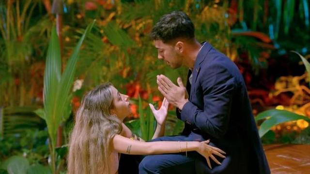 La surrealista hoguera de la pareja de Ibiza, Álex y Ainhoa, en 'La ...