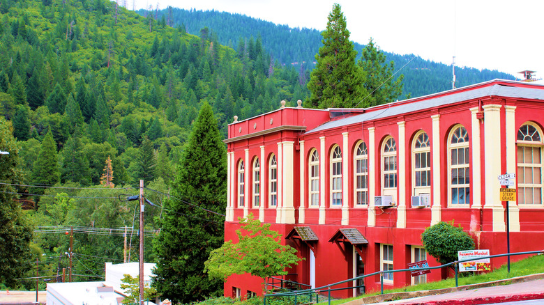 Near the Oregon-California border is a picturesque mountain town famous ...