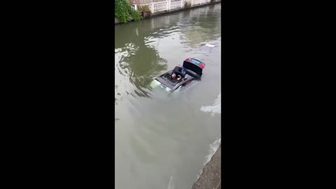 China: Man smashes car roof to save driver after vehicle plunges into river