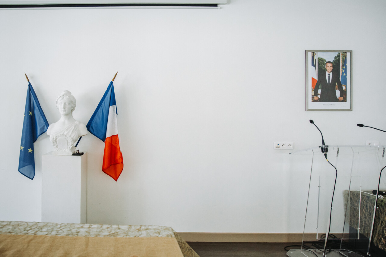 Décrocher le portrait d'Emmanuel Macron dans une mairie, comme l'a fait ...