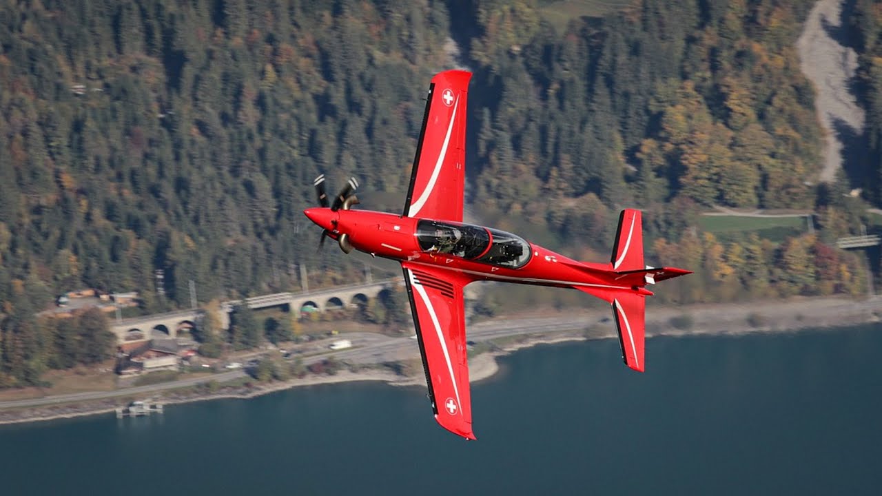 Watch this PC-21 rip through the sky - "The turboprop sound is addictive"