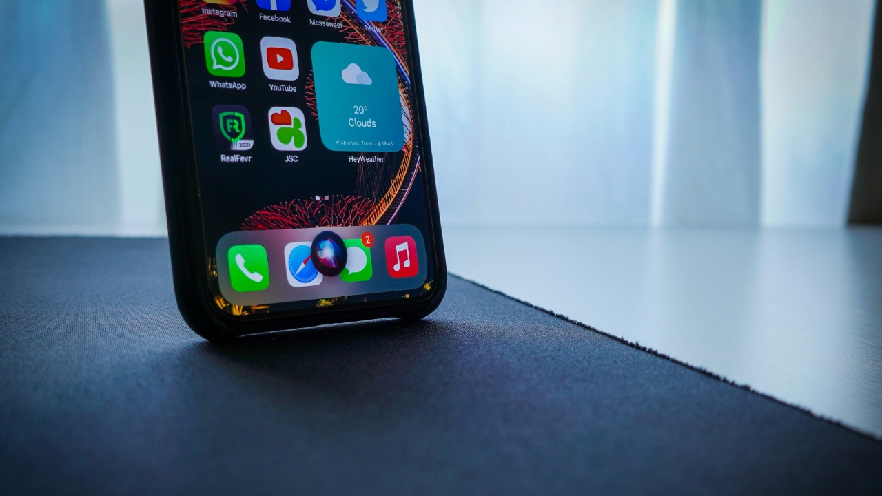 Apple will let you replace Siri’s brain with Claude, Gemini, or any AI ...