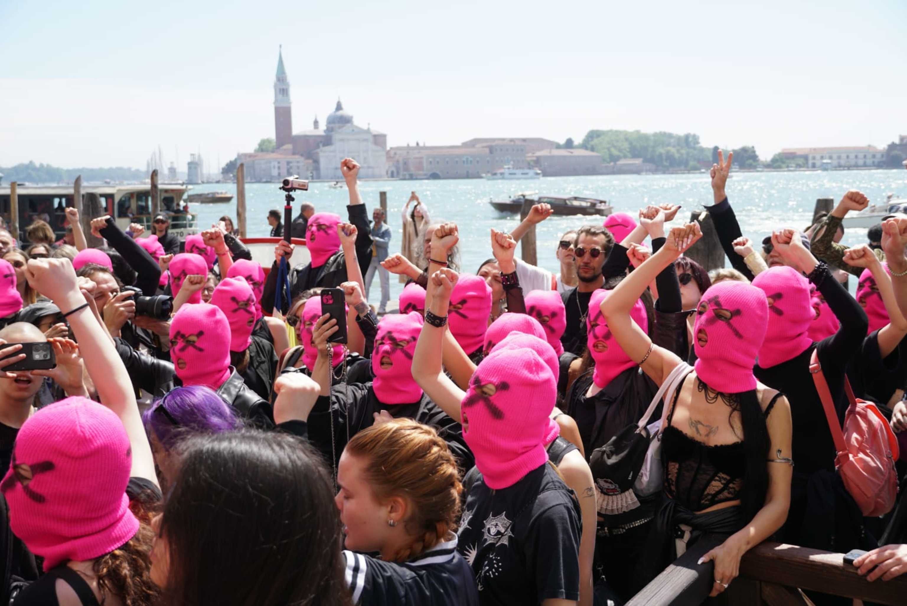 Corteo di 200 Pussy Riot davanti a sede Biennale, consegnato documento ...
