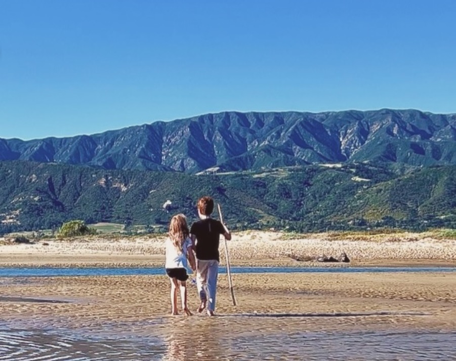 Archie et Lilibet de dos sur une plage : l’image rare qui intrigue les ...