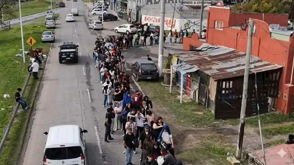 Más de diez cuadras de fila y 3000 postulantes en un frigorífico que ...