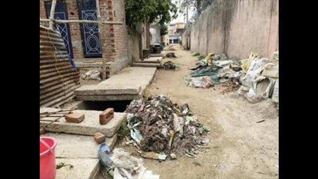 हस्तिनापुर बी ब्लॉक में सफाई व्यवस्था को लेकर लोगों का हंगामा