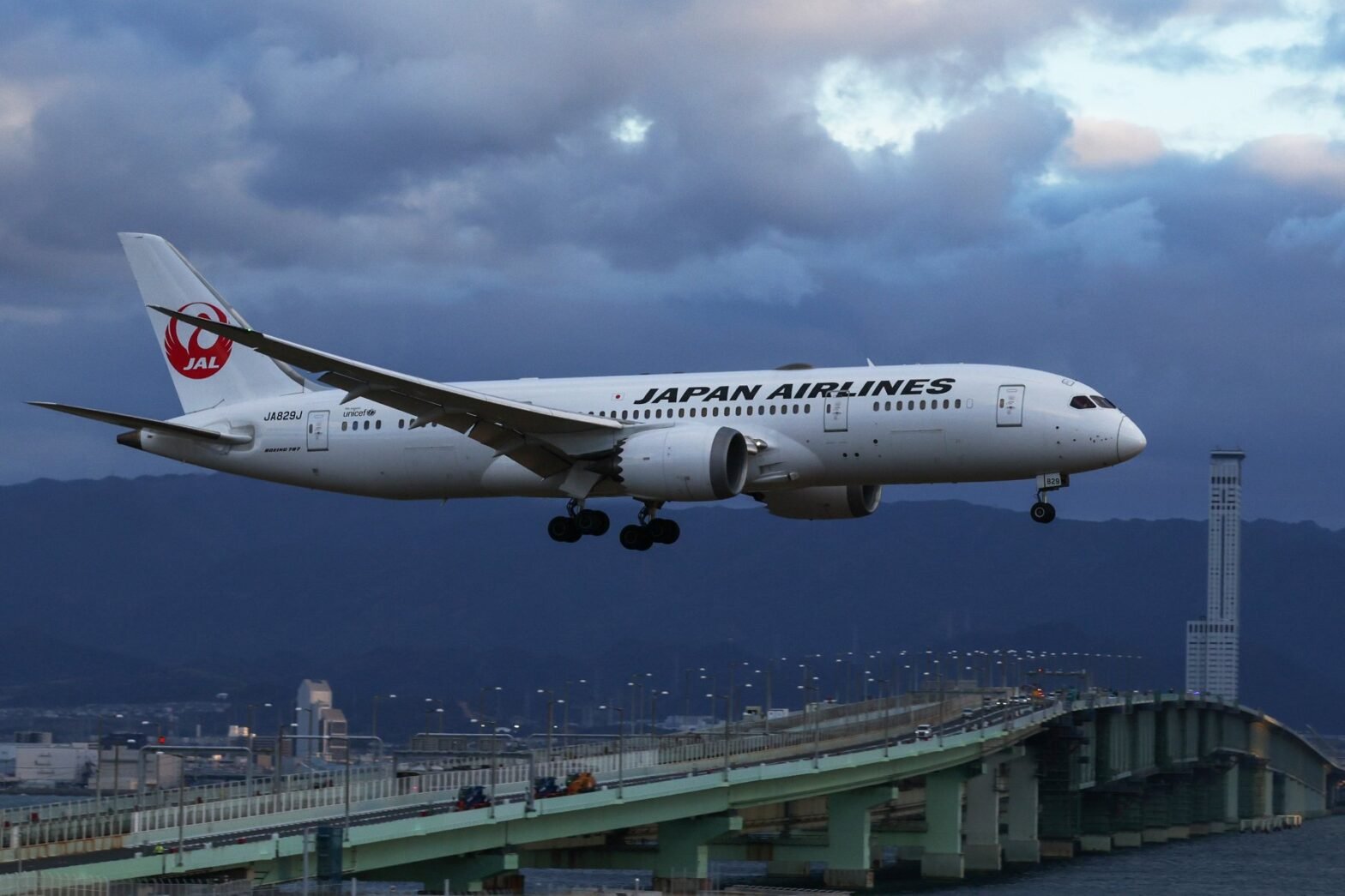 Japan Airlines will test robot ground crew at Tokyo Haneda Airport