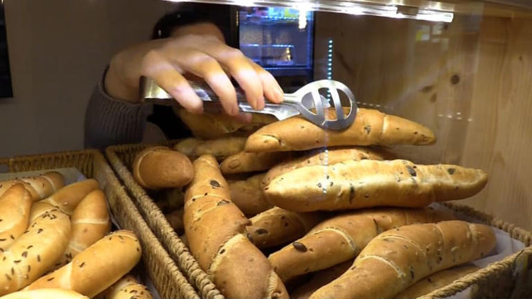 Milion mezi rohlíky: V pražském supermarketu zasahovala policie. Netuší ...