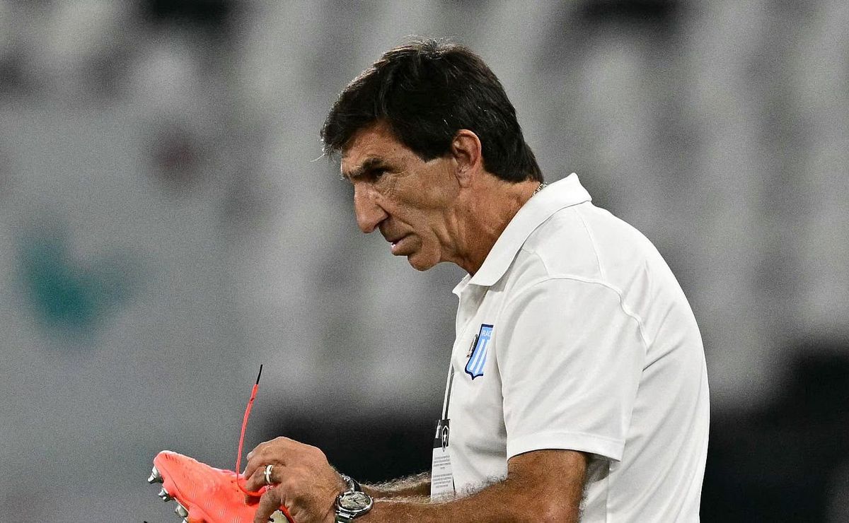 Tras la derrota de Racing, Costas se quejó del sintético de Botafogo ...