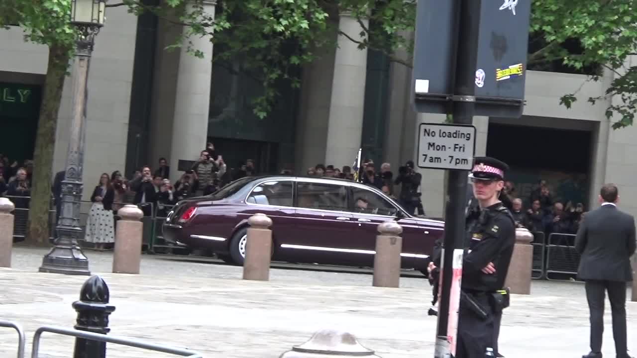 King Charles III arrives at Sy Paul's Cathedral