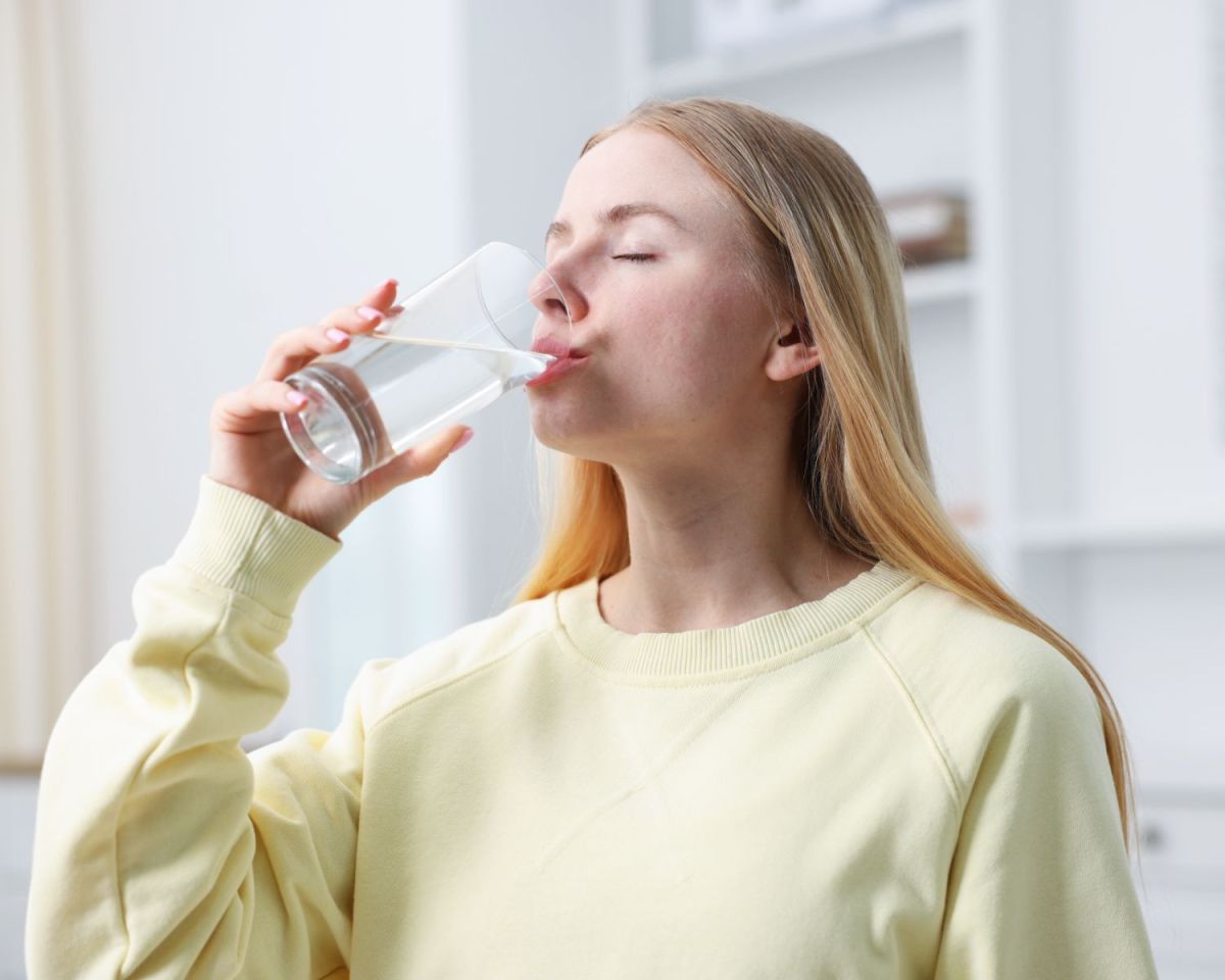Laut Expert*innen: Das passiert, wenn man zu viel Wasser trinkt