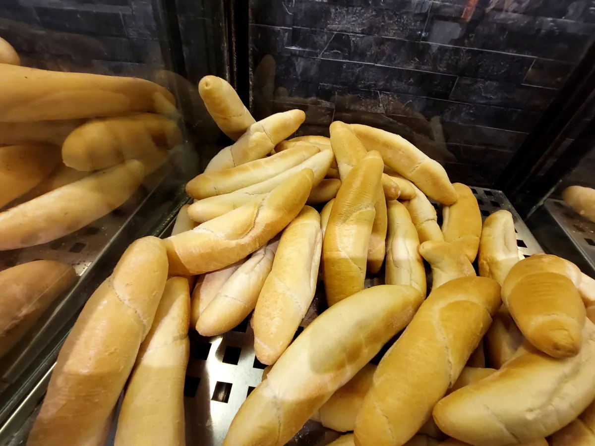 Peníze mezi rohlíky v obchodě v Kunraticích: Podle nálezce jde o milion ...