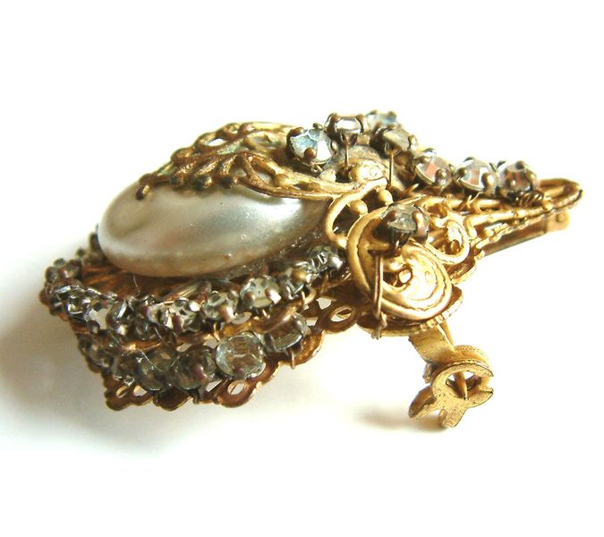 16 forgotten costume jewelry pieces worth massive money