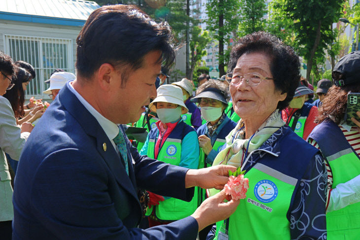 월평종합사회복지관, 어버이날 맞아 카네이션 전달 행사