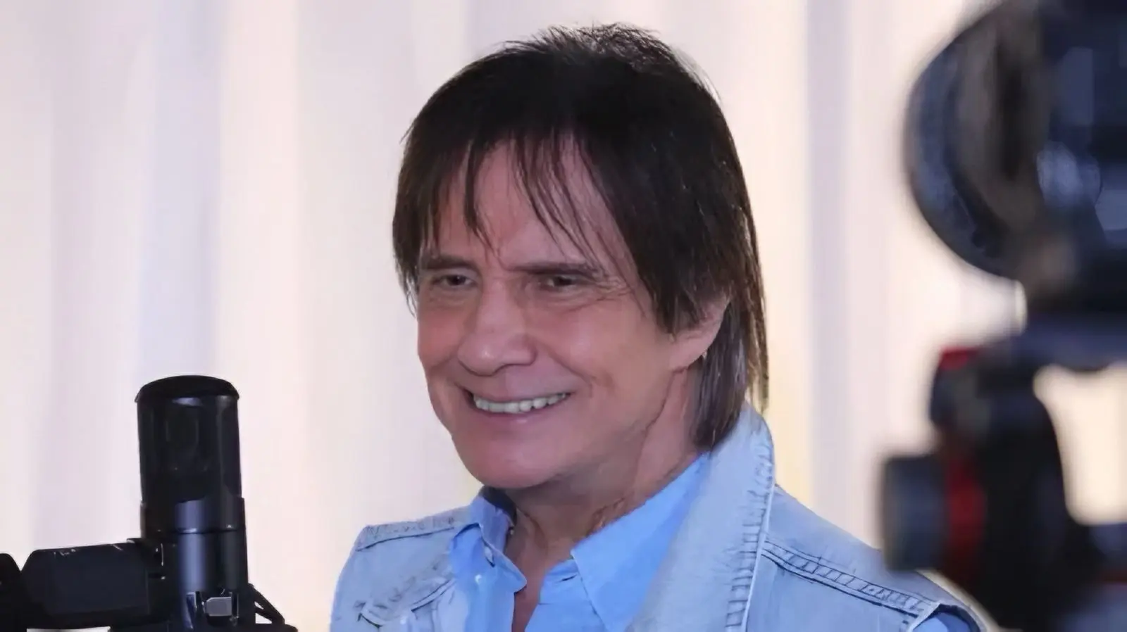 Mulher afirma ser filha de Roberto Carlos e pede exame de DNA