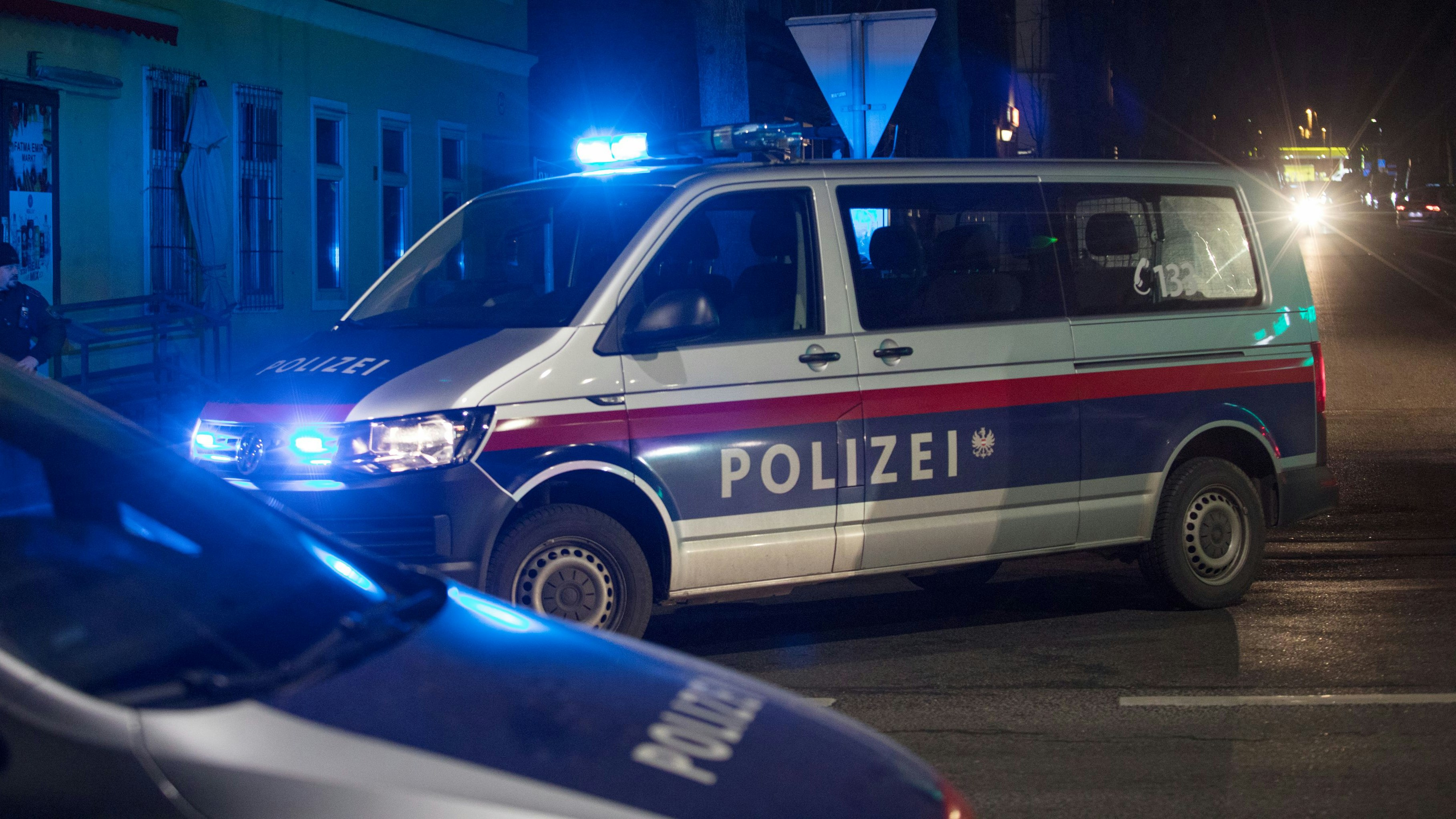 Gruppe stürzt sich auf Wiener, sticht mit Messer zu