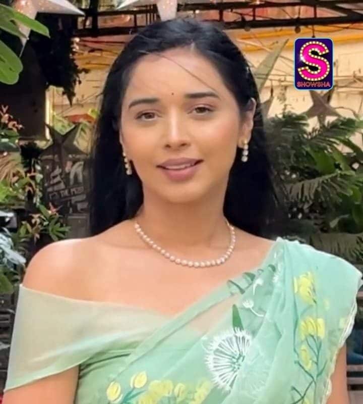 Tanya Mittal chants Jai Shree Ram in a flowy yellow saree, blending ...