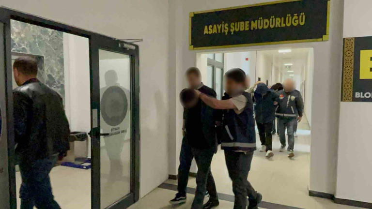 Evden dizüstü bilgisayar, valiz ve çanta çalan 3 şüpheli tutuklandı