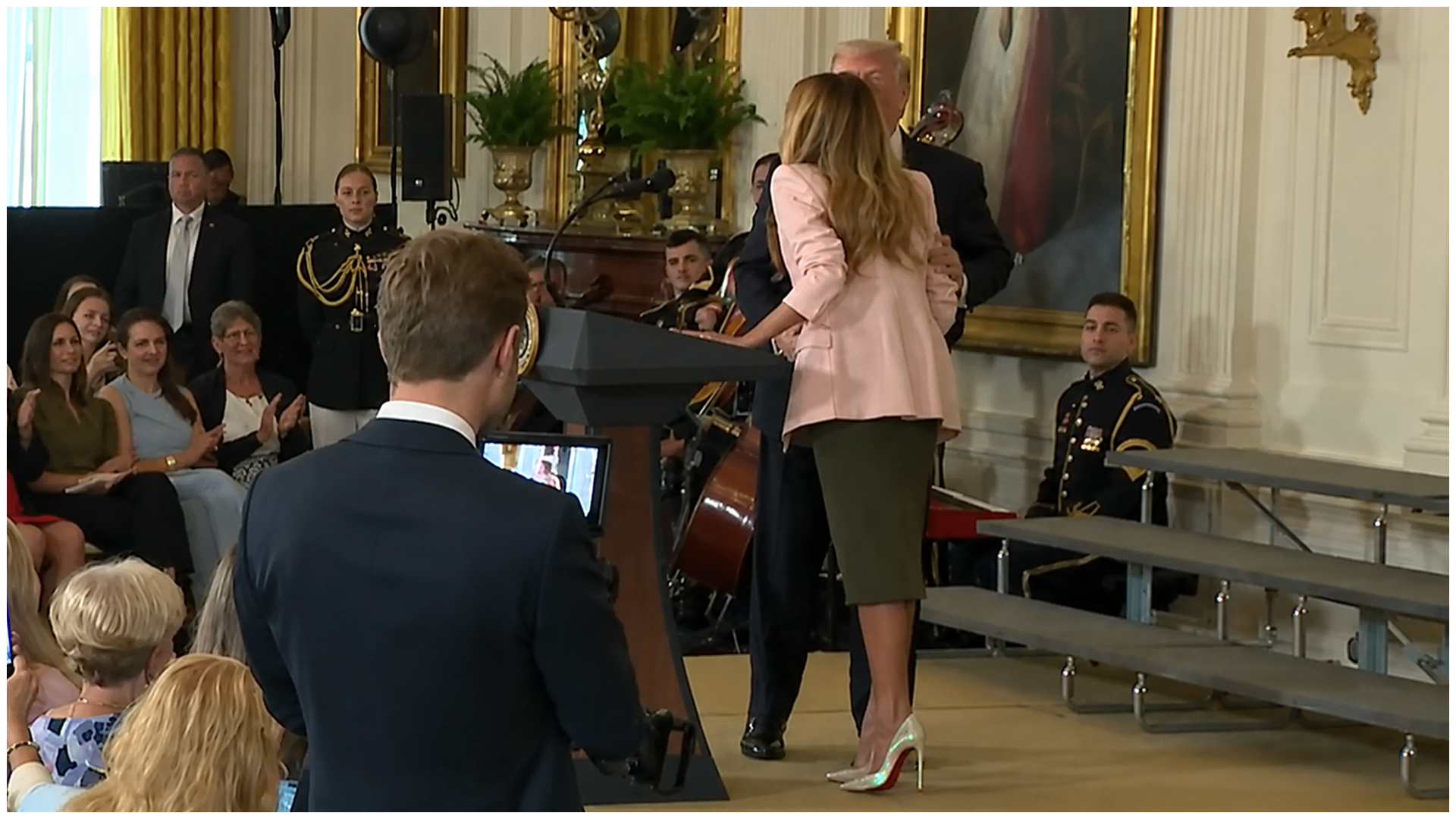 Melania Trump appears to exchange air kiss with Donald Trump at public ...