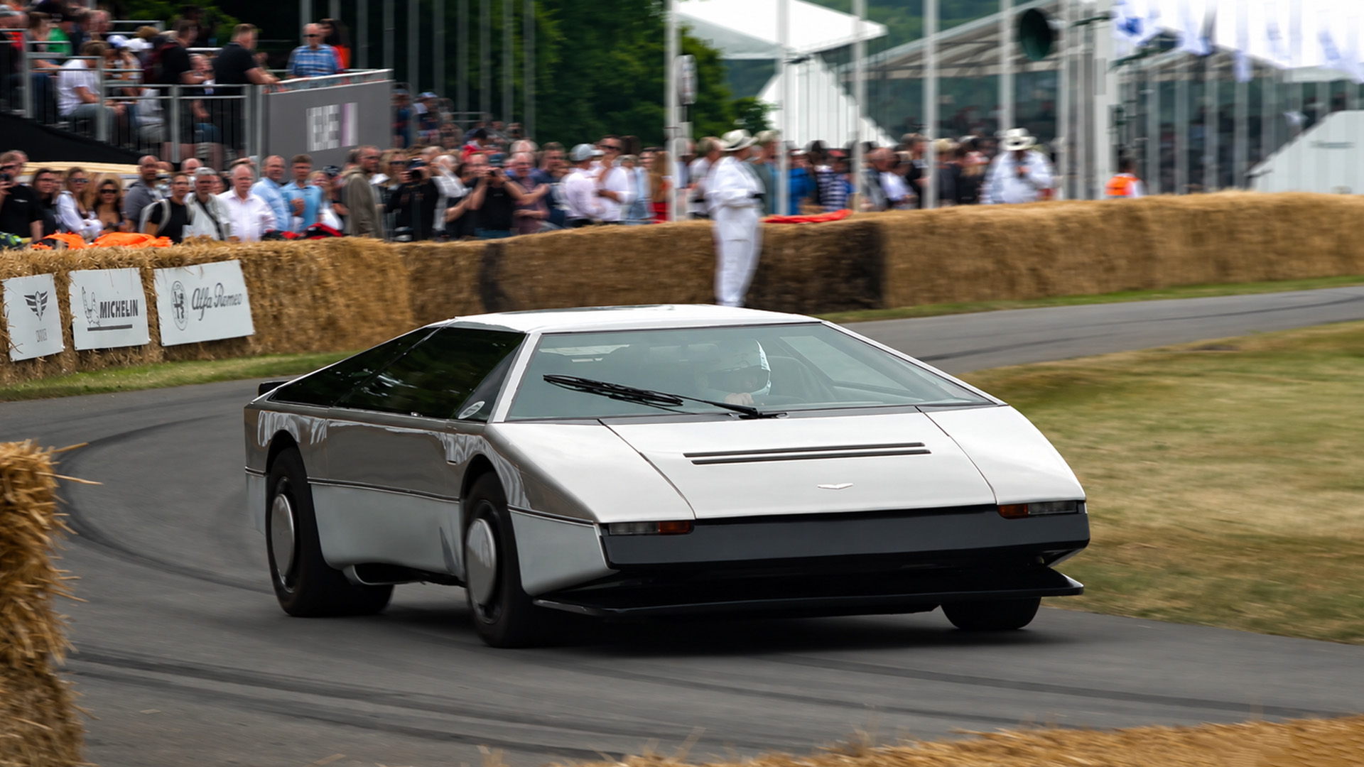 Aston Martin Bulldog única acelera ao máximo na pista