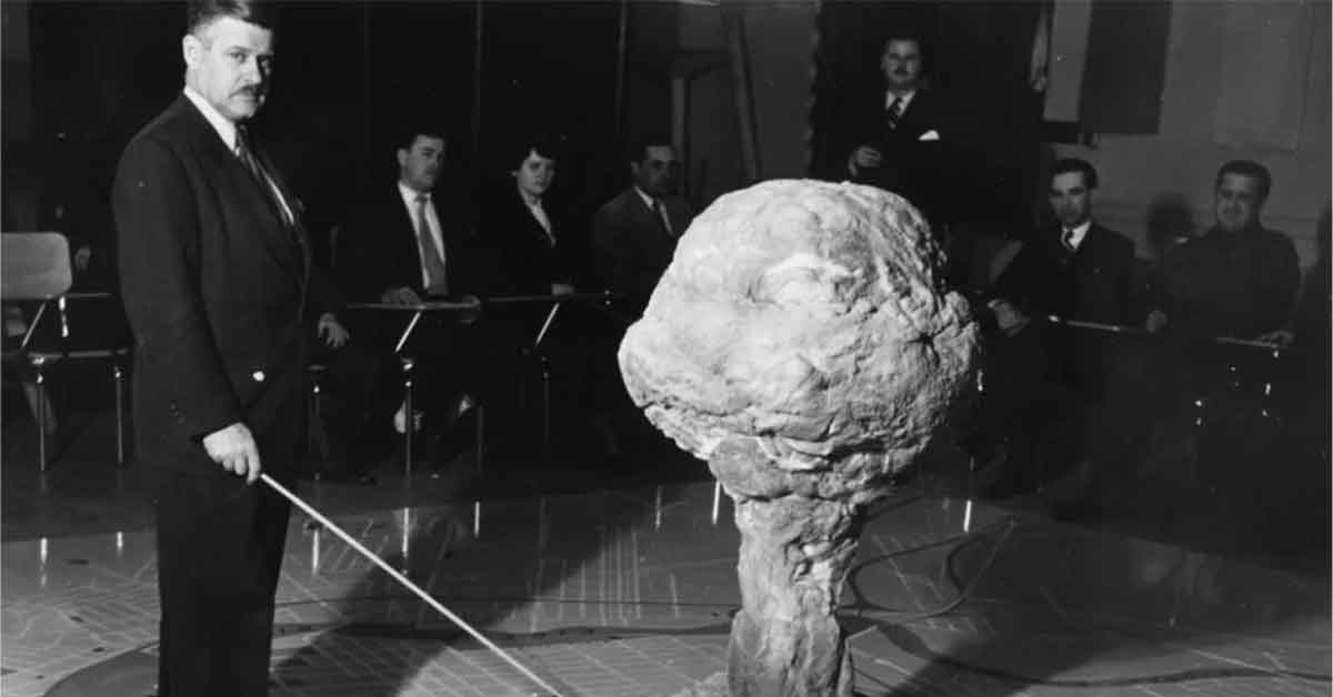 20 'serious' Cold War photos we can all laugh at now