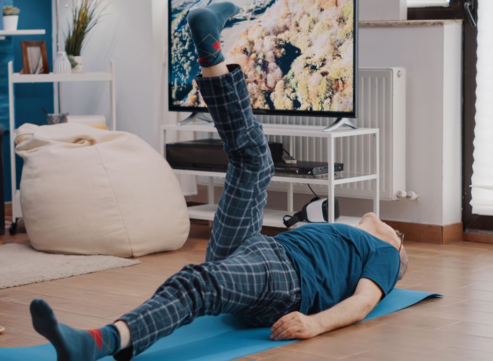 A physiotherapist says this 8-minute bed routine restores leg strength ...