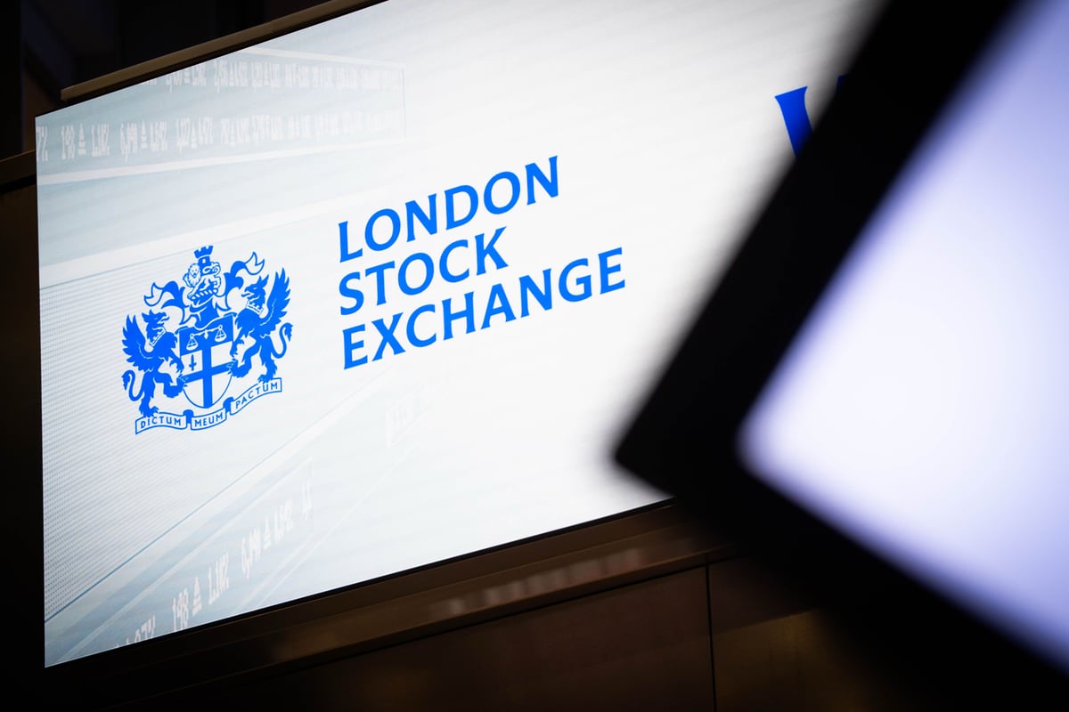 Blue chips falter amid wait for Middle East deal