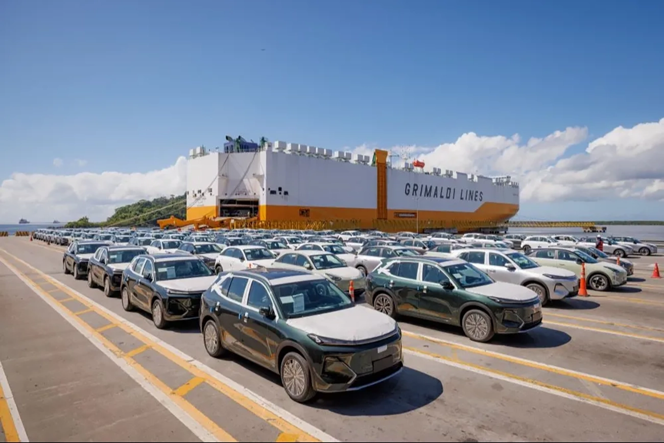 Con prisa, Geely trae 5.000 SUV chinos a Brasil para eludir el nuevo ...