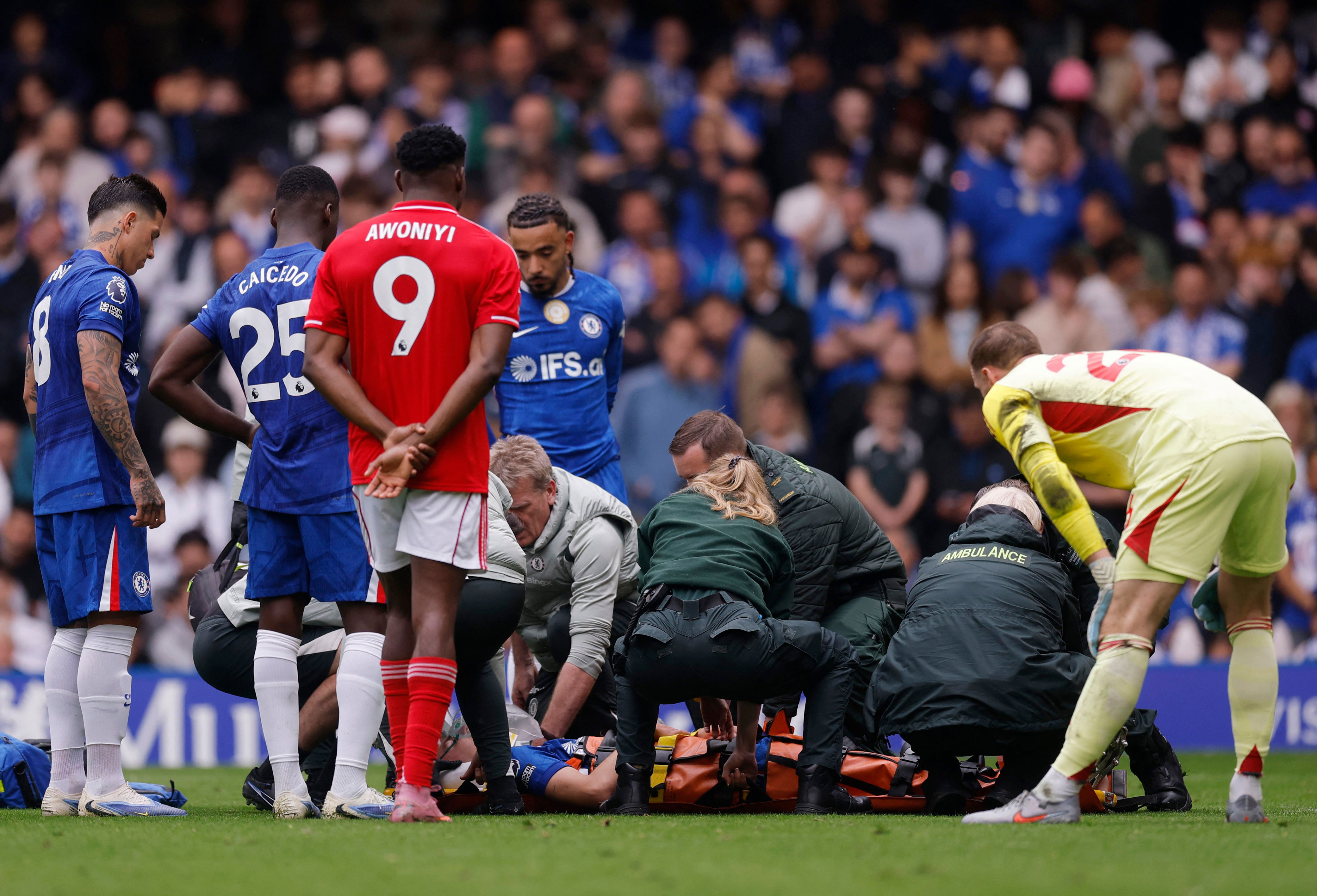 Interim Chelsea boss hits out at accusation of players 'downing tools'