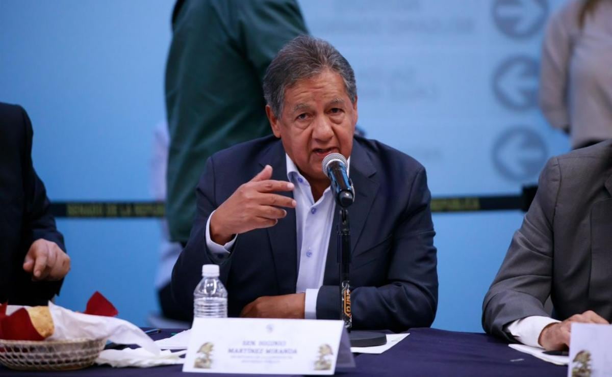 Higinio Martínez, de Morena, levanta la mano para presidir el Senado ...