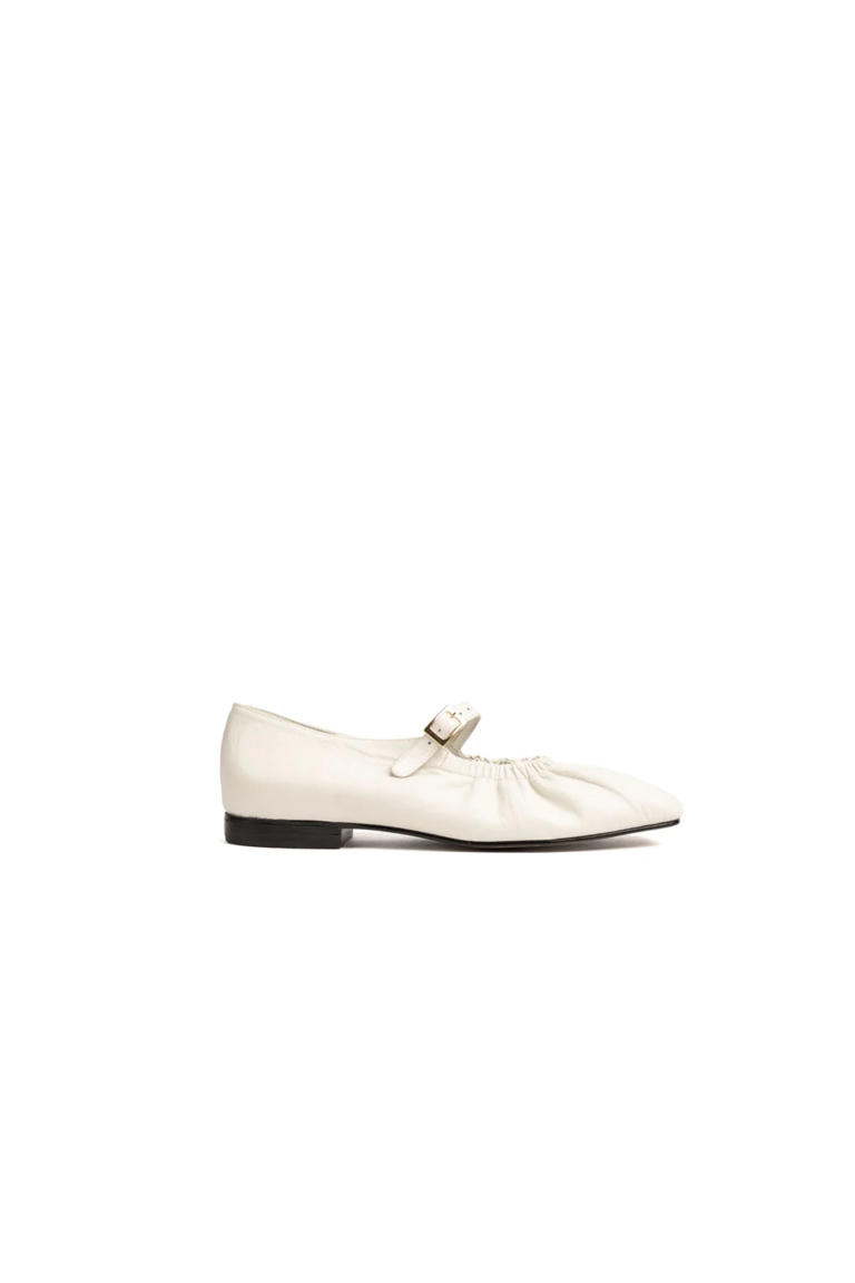 Los zapatos planos colombianos más elegantes para llevar con jeans ...