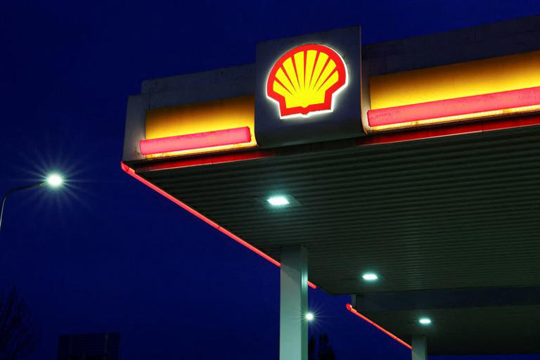 Shell's profit beats expectations at $6.9 billion, raises dividend by 5%