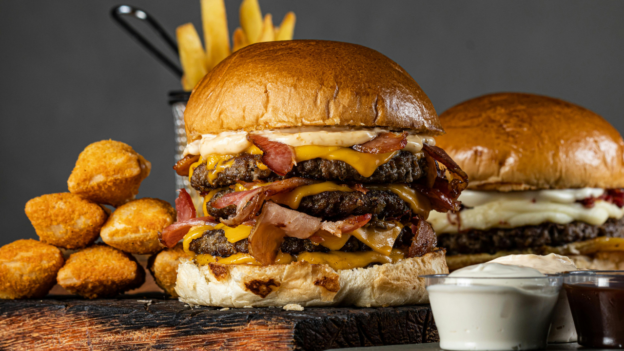 11 popular restaurant burgers regularly highlighted by chefs