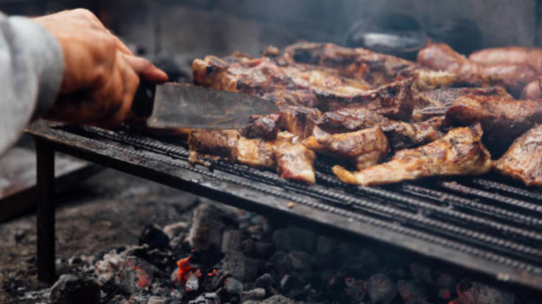 Tirar cáscaras de papa en las brasas del asado: por qué recomiendan ...
