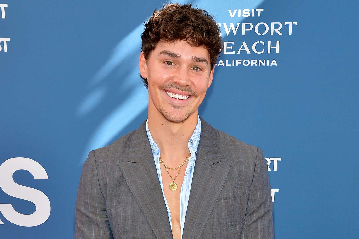 Noah Beck shares cryptic post about being 'happy with your life offline ...