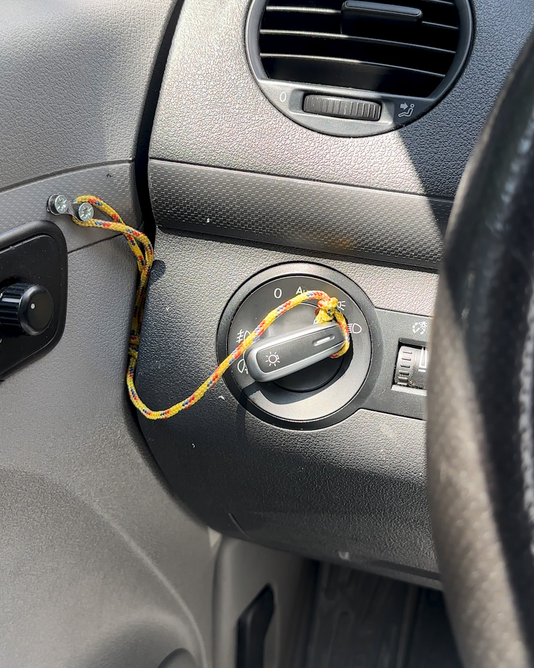 Genius rope trick saves your car battery 🚗