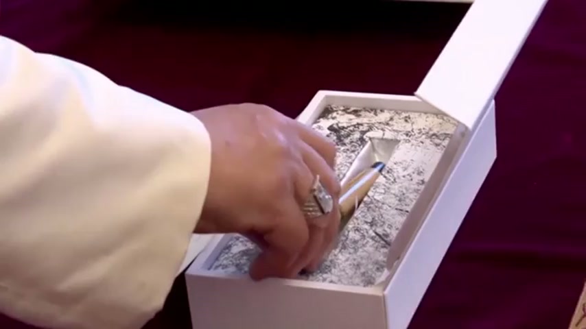 Video: Marco Rubio gifts Pope Leo small crystal football