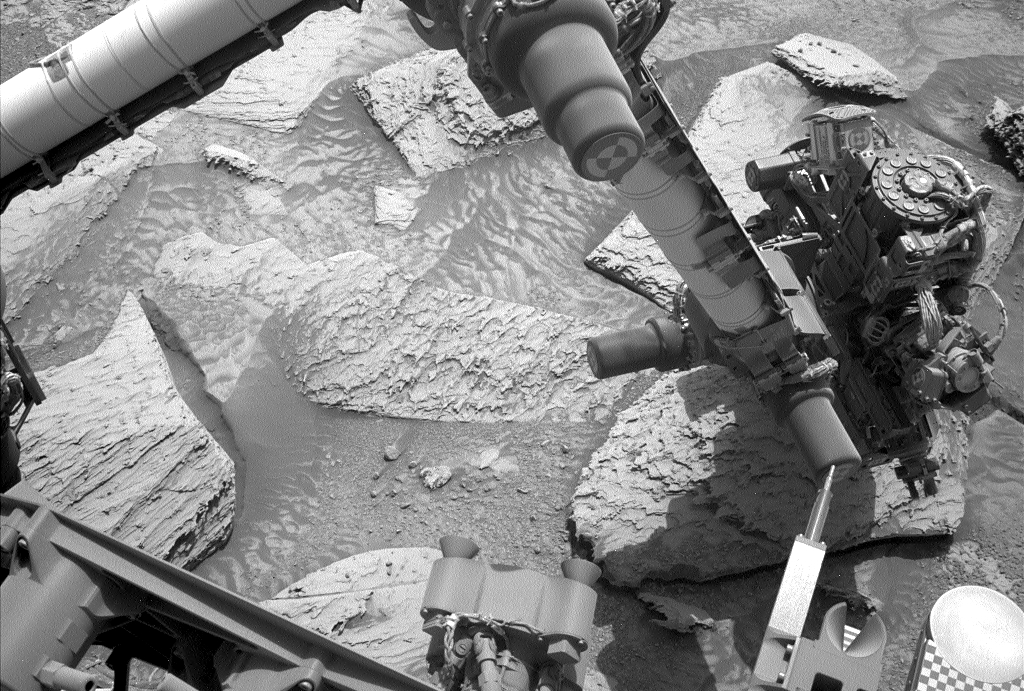 Mars Curiosity rover shakes loose stuck rock after weeklong struggle