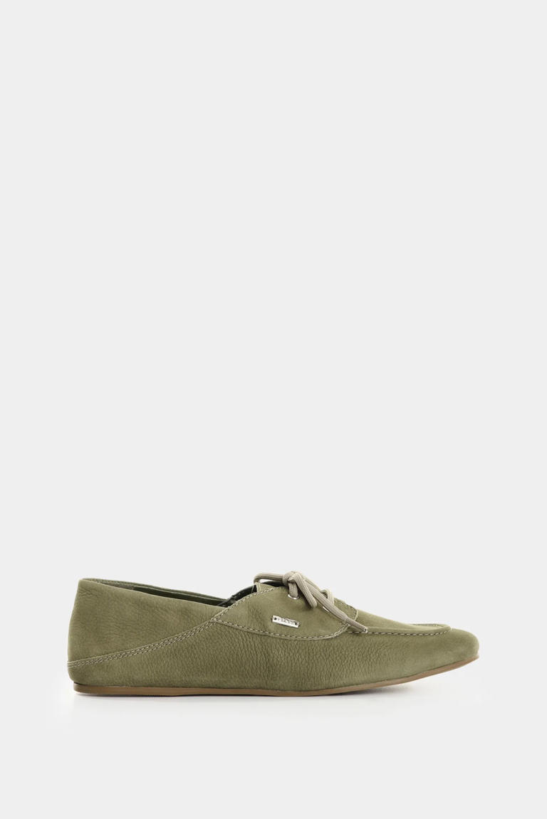 Los zapatos planos colombianos más elegantes para llevar con jeans ...