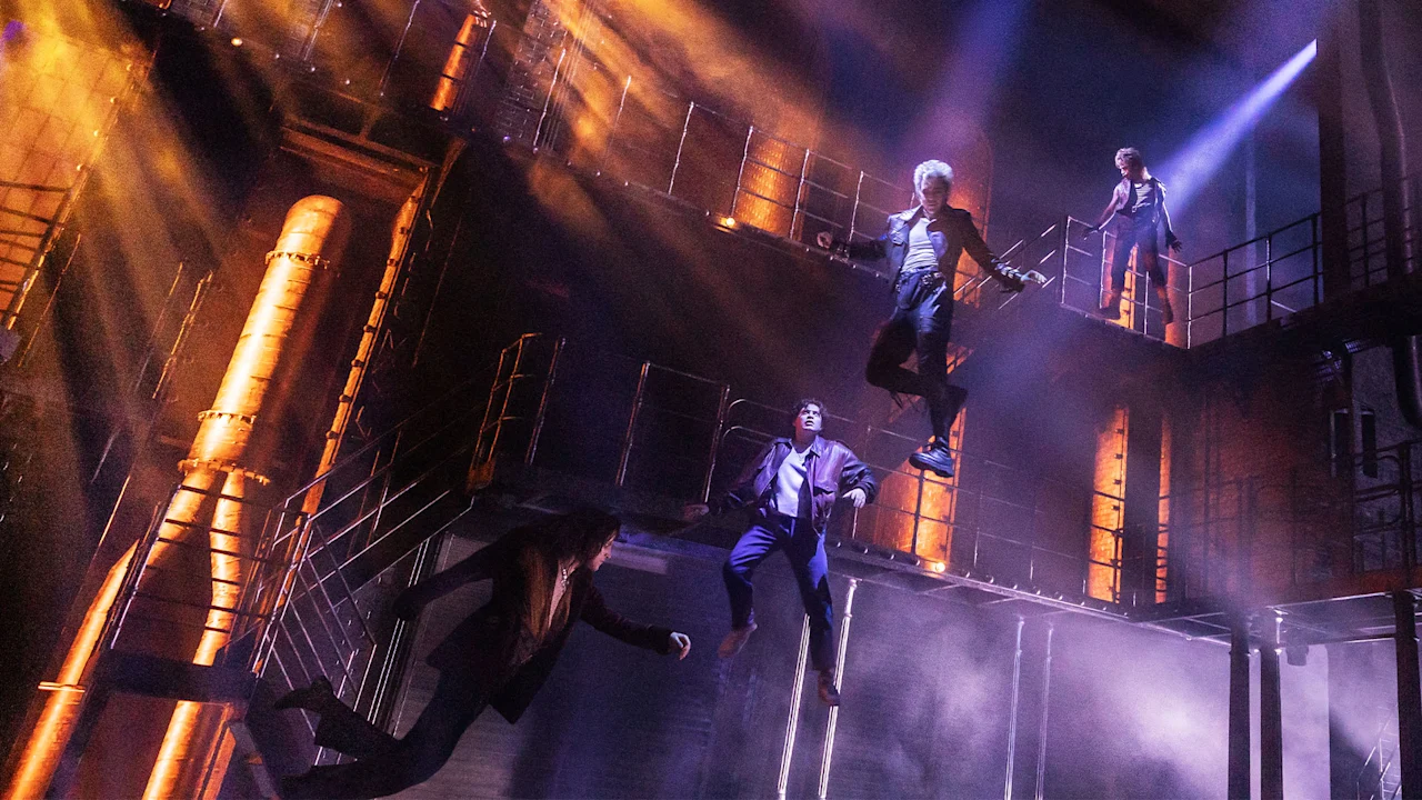 The towering sets for Broadway’s ‘The Lost Boys’ have audiences gasping ...