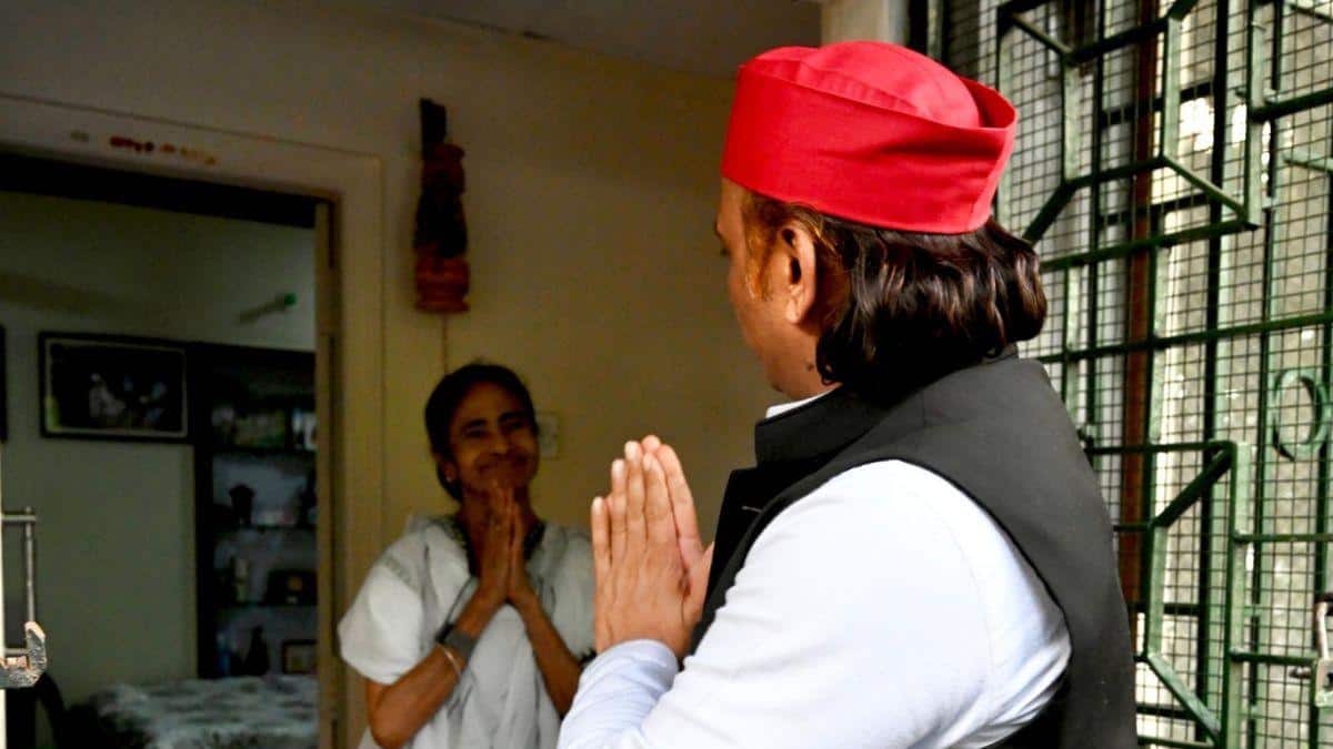 Akhilesh Yadav meets Mamata Banerjee after TMC defeat, alleges 'UP ...