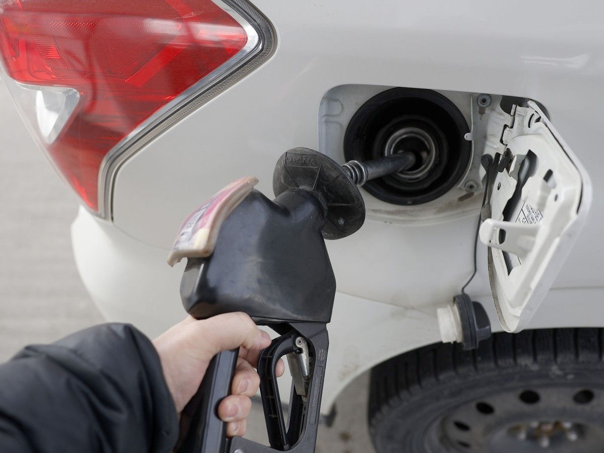 Analysts forecast new slide in local gasoline prices
