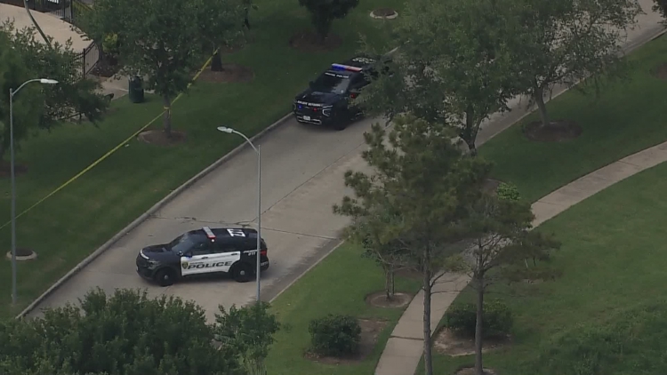 One killed, another injured in southeast Houston shooting, police say