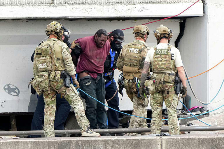 Suspect in custody after SWAT response shuts down Texas 71 in Austin