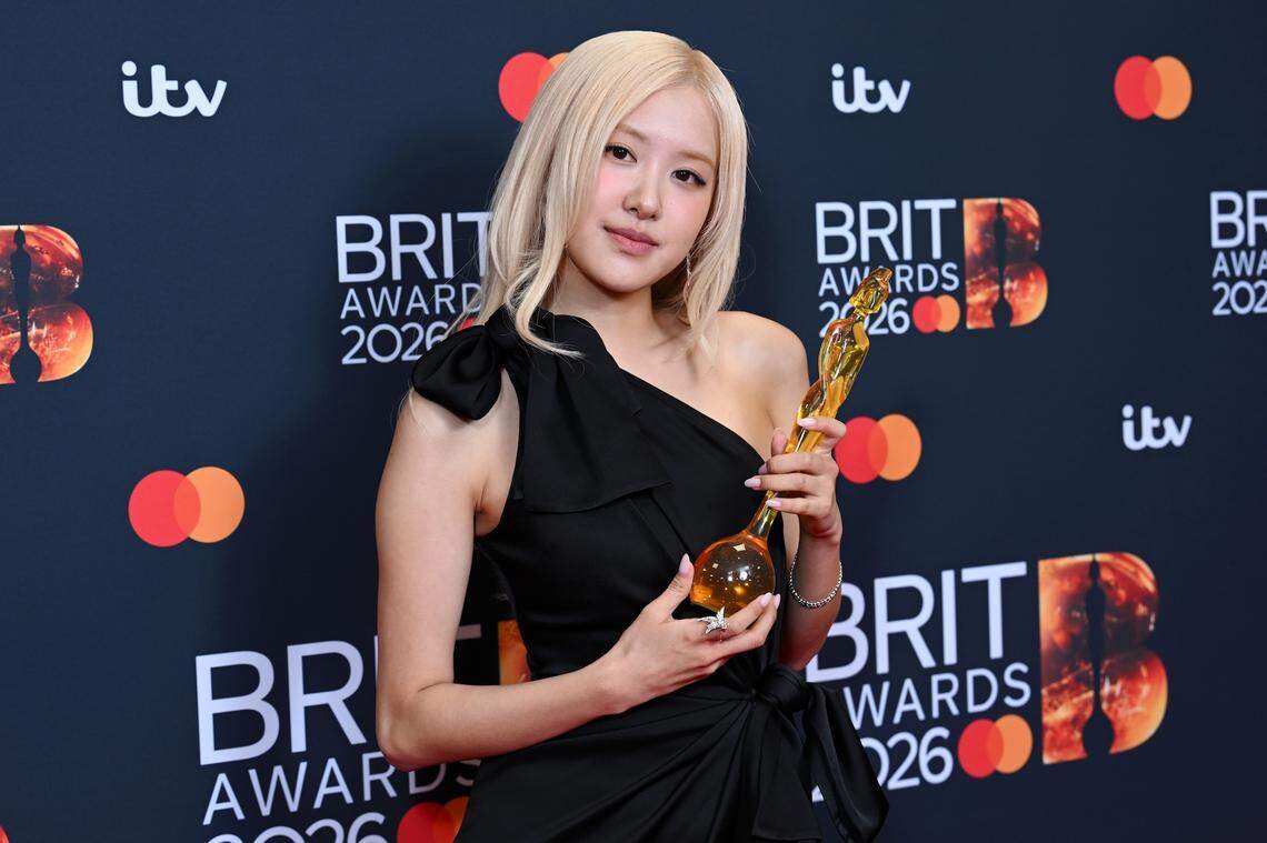 Why does Blackpink's Rosé carry this stress toy everywhere? Viral ...