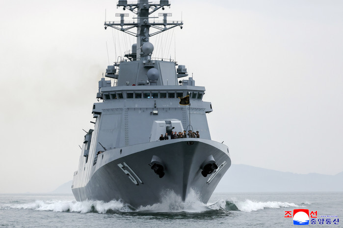 NK.'s test of destroyer Choe Hyon's maneuverability