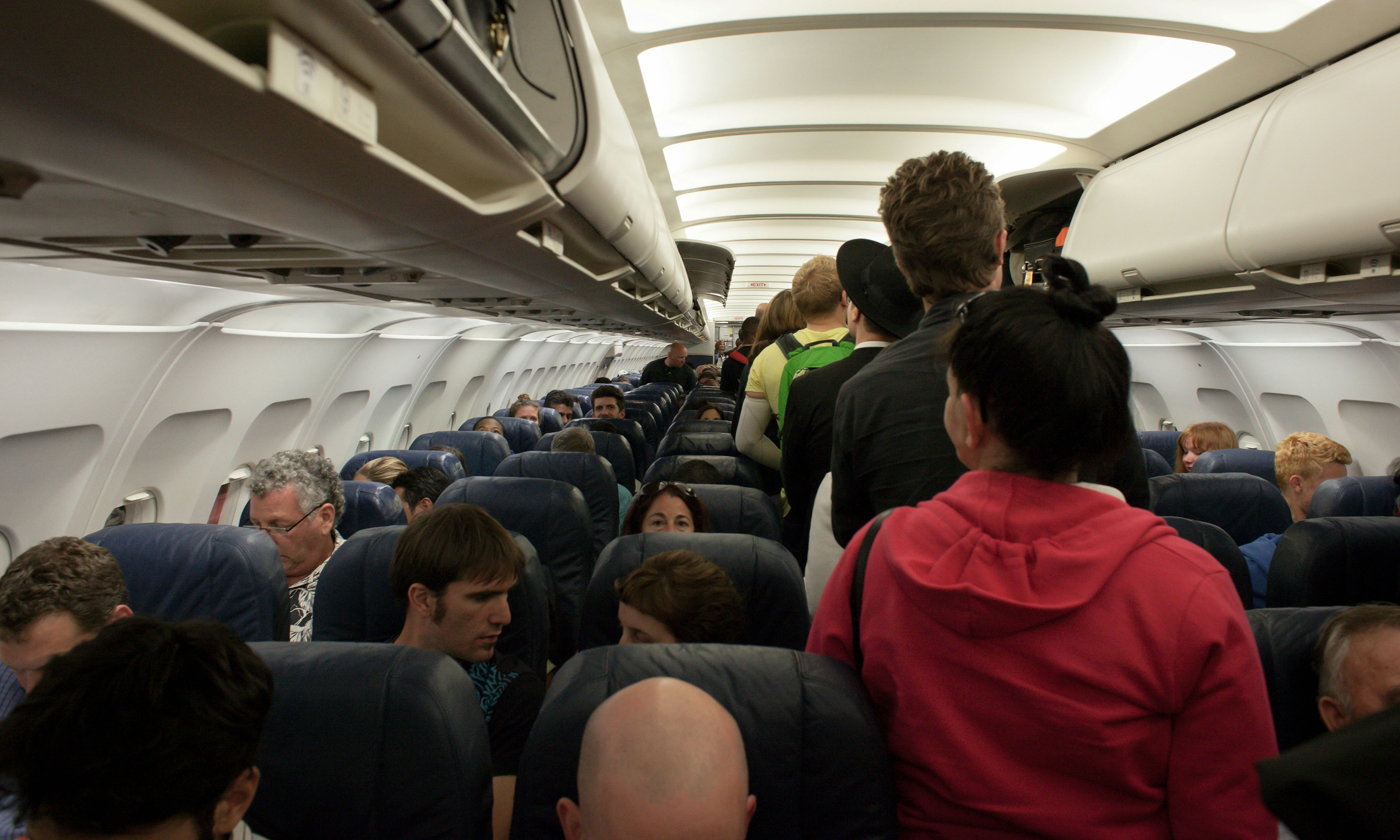 319 people stuck onboard Singapore Airlines flight for 2.5 hours after ...