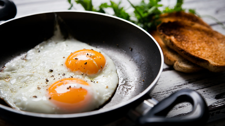 17 mistakes everyone makes when cooking fried eggs, according to an expert